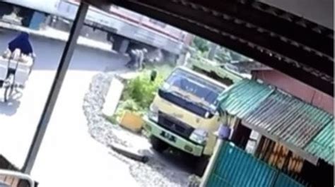 Detik Detik Pengendara Motor Nyaris Tertabrak Kereta Api Di Perlintasan