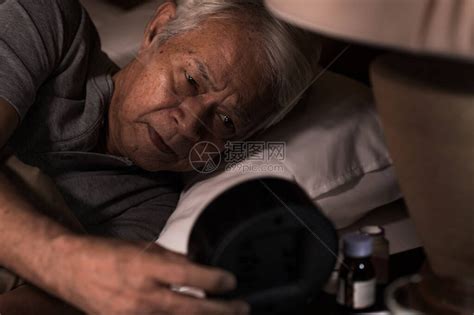 躺在床上的压抑的老年人睡不着失高清图片下载 正版图片506266863 摄图网