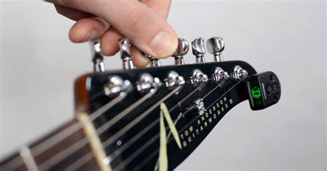 Cómo afinar una guitarra Plug Learn