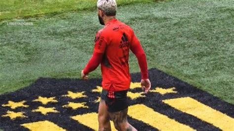 Gabigol demonstra respeito pelo escudo do Peñarol e torcedores apontam