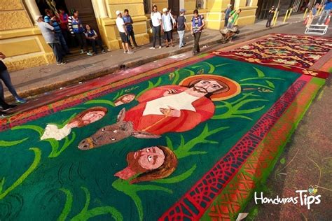 Alfombras de aserrín una tradición que llena de fe las calles de Honduras