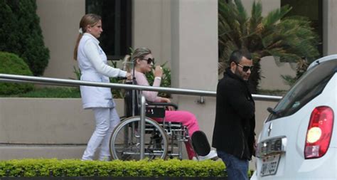 Andressa Urach Deixa Hospital Em Cadeira Rodas Ap S Lipoaspira O