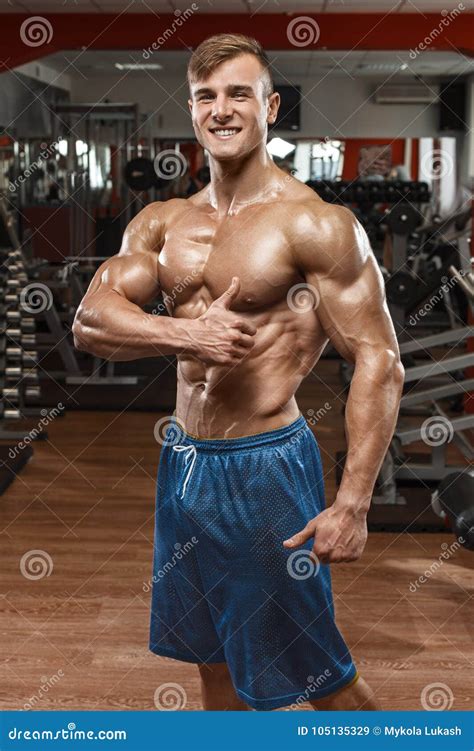 Homem Muscular Sexy Que Mostra O Polegar Acima No Gym Abdominal Dado