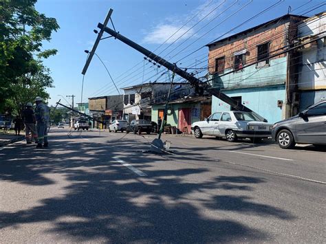 Carreta derruba postes de iluminação em avenida de Manaus Amazonas G1
