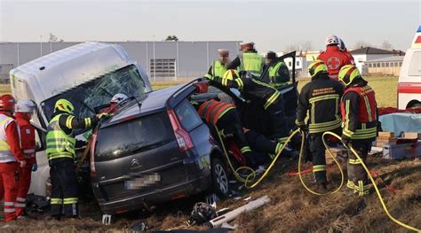 Pkw Lenker Nach Schlimmem Crash Zwei Stunden Gefangen