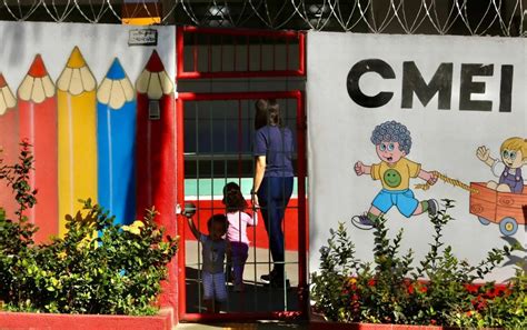 Servidores administrativos da Educação entram em greve em Goiânia