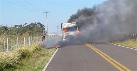 G1 Carreta pega fogo e motorista sai antes de cabine ficar destruída