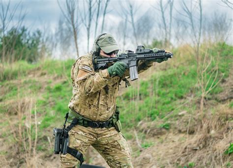 Mundurowi z łatwiejszym dostępem do broni Security Ops