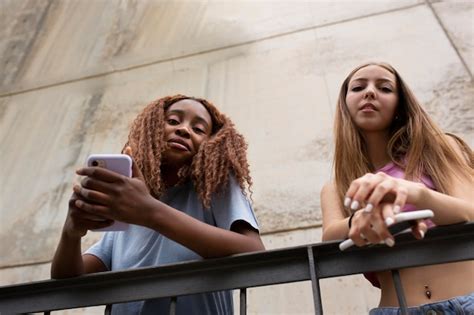 Dos Chicas Adolescentes Pasar Tiempo Juntos Al Aire Libre Foto Premium