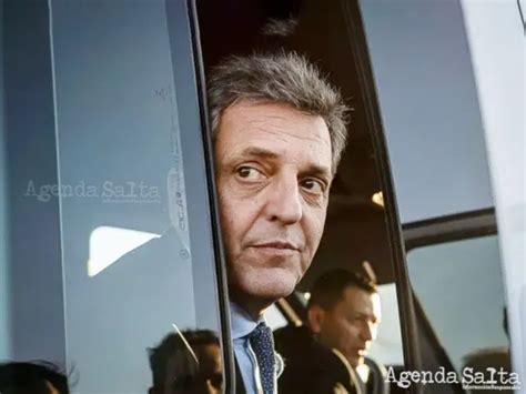 El país se queda sin combustible y los buques de carga están varados
