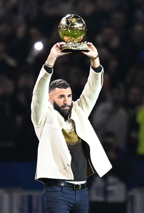 Photo Karim Benzema Pr Sente Son Ballon D Or Aux Supporters Lyonnais