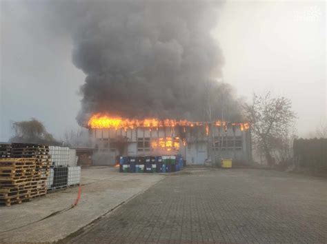 Płonie hala magazynowa w Wierzbicy