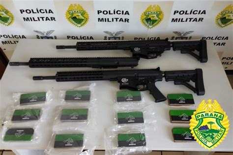 Homem é preso após PM apreender fuzis e maconha dentro de painel de