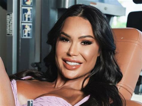 Gracyanne Barbosa dá puxadinha em micro biquíni e ostenta corpo musculoso