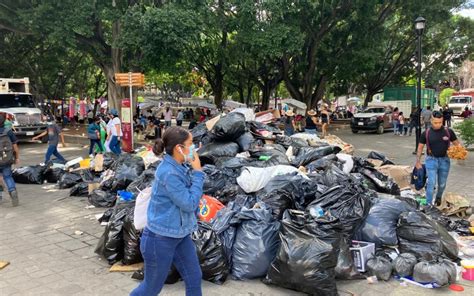 Basura Invade Calles De Oaxaca Y Llega Hasta Evento De Claudia