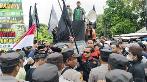 Ratusan Massa Demo Ponpes Al Zaytun Dihalangi Polisi Tangkap Panji