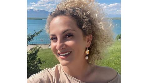 Donika është rregulluar si nuse fustani që ka veshur po ja shton edhe