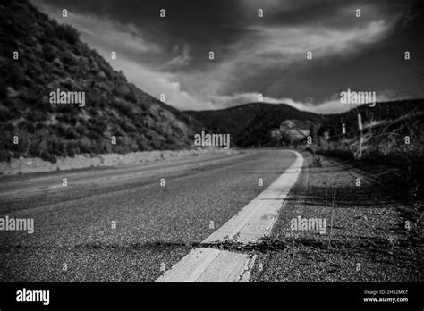 Escala De Grises De Una Carretera De Asfalto Sobre El Fondo De Colinas