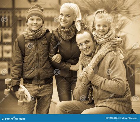 Familie Mit Sohn Und Tochter Stockfoto Bild Von Mittlere