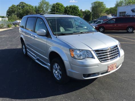 2008 CHRYSLER TOWN COUNTRY BRAUN ENTERVAN HANDICAP WHEELCHAIR