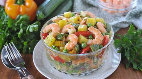 Salade de crevettes aux pommes de terre et aux légumes un plat super