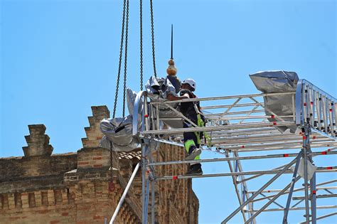 Imágenes del montaje del techo de la antigua estación de trenes de Huelva