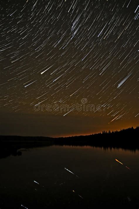 Reflexi N Del Bosque Del Cielo Del Lago Star Foto De Archivo Imagen