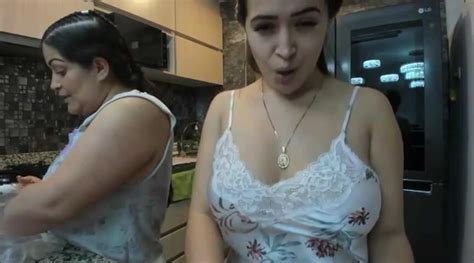 Sara Fun 20 Nude Playing With Mom