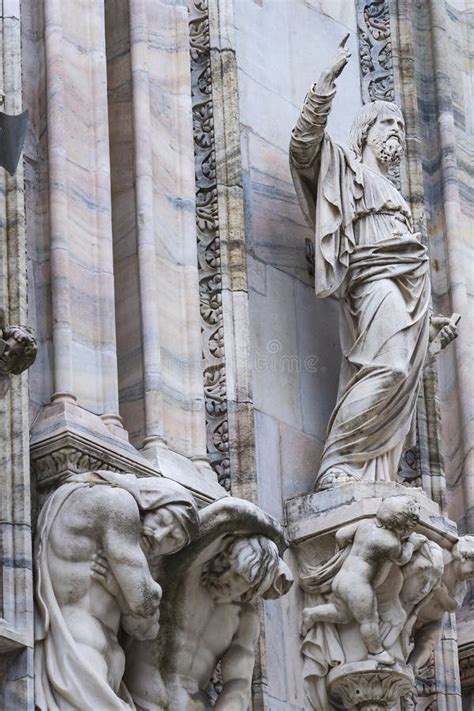 As Esculturas De Saint E Dos M Rtir Que Decoram A Catedral De Milan
