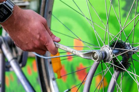 Changer un axe de roue arrière de vélo 5 étapes simples