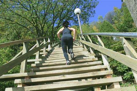 Atleta Del Corredor Que Corre En Las Escaleras Foto De Archivo Imagen
