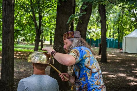 Moscou Parque Em Krasnaya Presnya O 5 De Agosto De 2018 Um Homem Faz