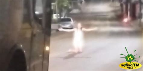 Mulher nua e em surto psicótico causa tumulto no centro de Capinzal