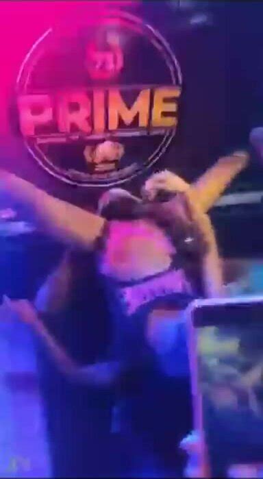 Capture Of Mc Pipokinha Letting A Fan Suck Her Pussy During A Concert