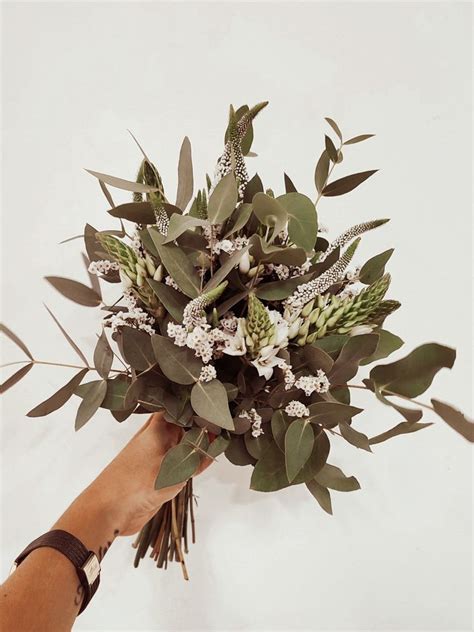 Ramo de novia de eucalipto y pequeñas flores blancas en 2022