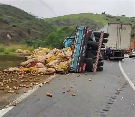 Caminhão transportando carga de batatas tomba na rodovia