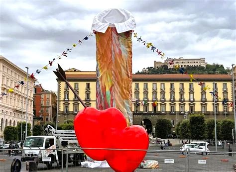 Tu Si Na Cosa Grande A Napoli Il Pulcinella Di Pesce Diventa Il