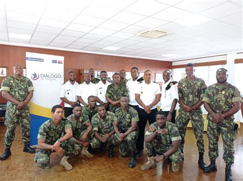 Marinha De Guerra Angolana Recebe Certificados Ap S Forma O Em