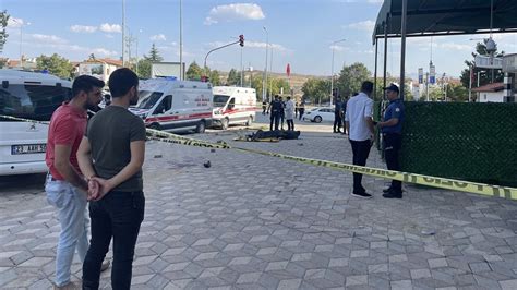 Elazığ da silahlı kavga 1 kişi ambulansta müdahale edilirken öldürüldü