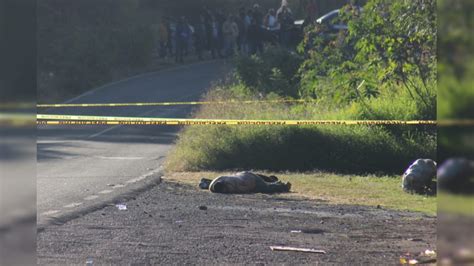 Tiran cadáver de un hombre a la orilla de carretera en Uruapan La