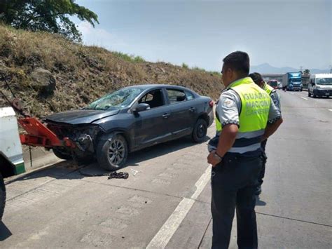 Vuelca automóvil en la autopista Córdoba Veracruz hay dos lesionados