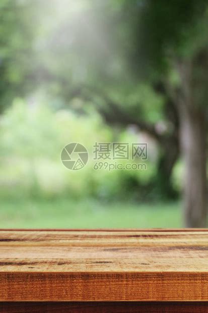 花园和木桌背景的模糊抽象绿色散景插画图片下载 正版图片402383196 摄图网