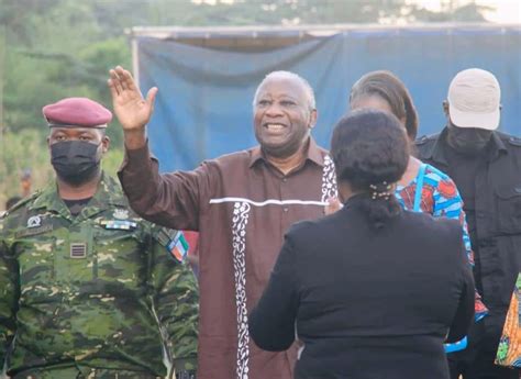 Arrivée de Gbagbo à Yakassé Mé le président du PPA CI accueilli dans