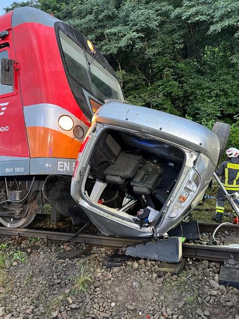 Skoda wypadła z drogi lądując przed jadącym pociągiem Dwie osoby