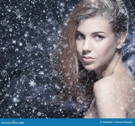 Retrato De Una Mujer Desnuda Joven En Un Fondo Nevoso Foto De Archivo