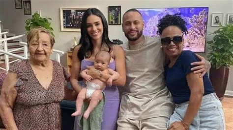 Neymar e Bruna Biancardi aparecem juntos em nova foto de família