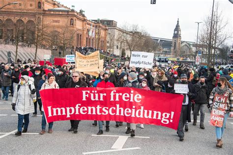 Proteste Tausende demonstrieren bundesweit gegen Corona Maßnahmen
