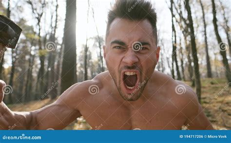 Un Hombre Fuerte Con Torso Desnudo Sostiene Un Hacha En Sus Manos Tipo