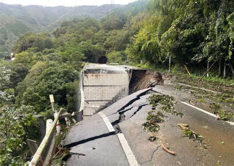 宮崎県諸塚村塚原で崩壊した国道327号19日午前宮崎県提供 台風14号宮崎県で100世帯以上が孤立か 写真画像 2 2