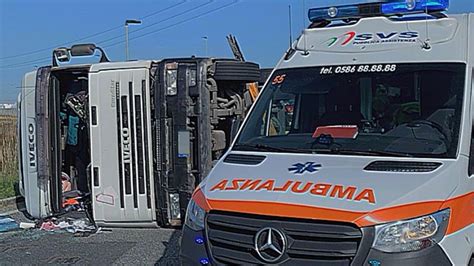 Collesalvetti Perde Il Controllo Del Camion E Si Ribalta Ferito Autista